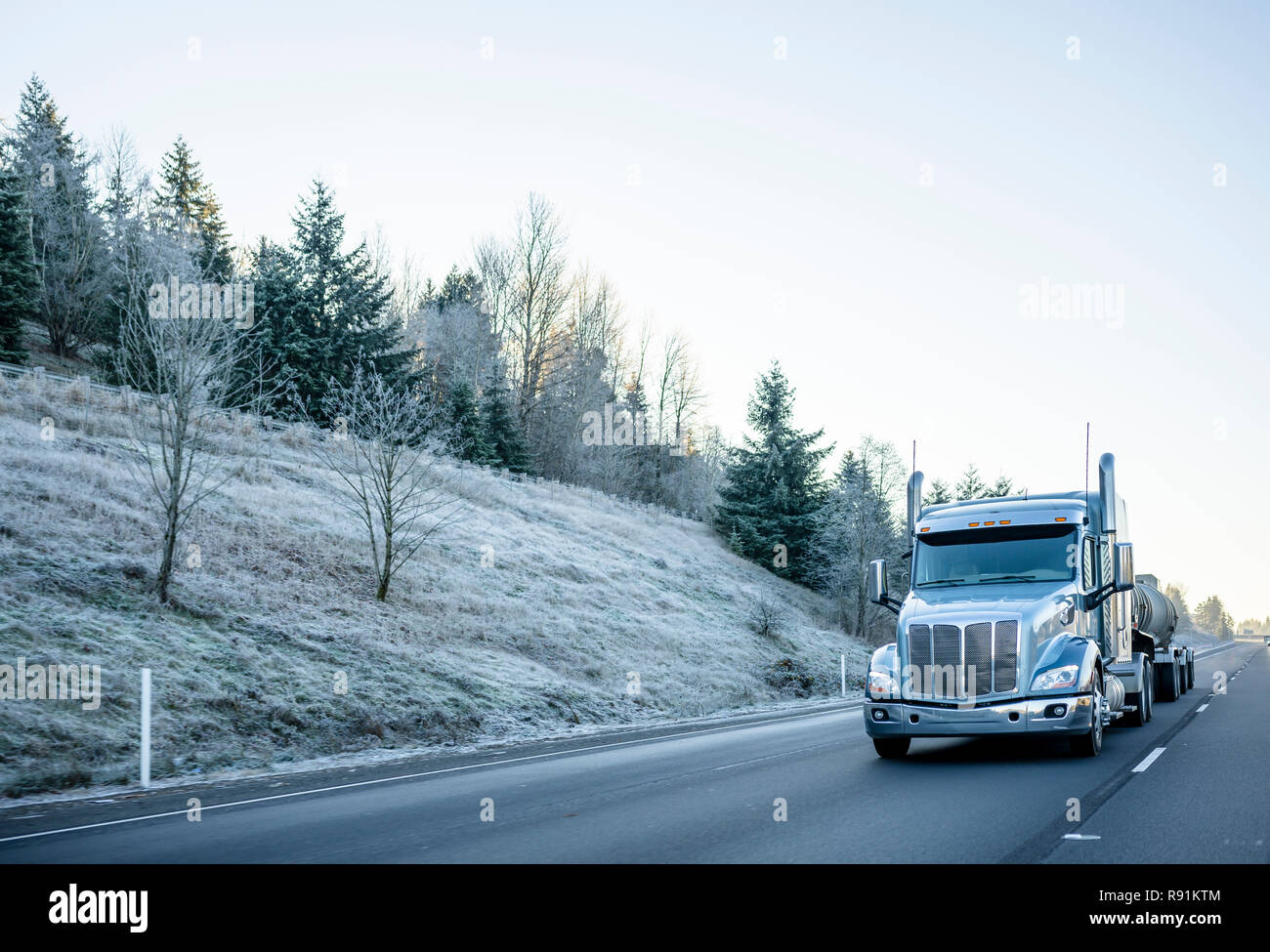Klassischer grauer tankwagen -Fotos und -Bildmaterial in hoher ...