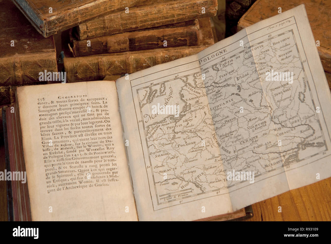 Alte antike vintage Bücher mit Karten von Italien und Europa ...