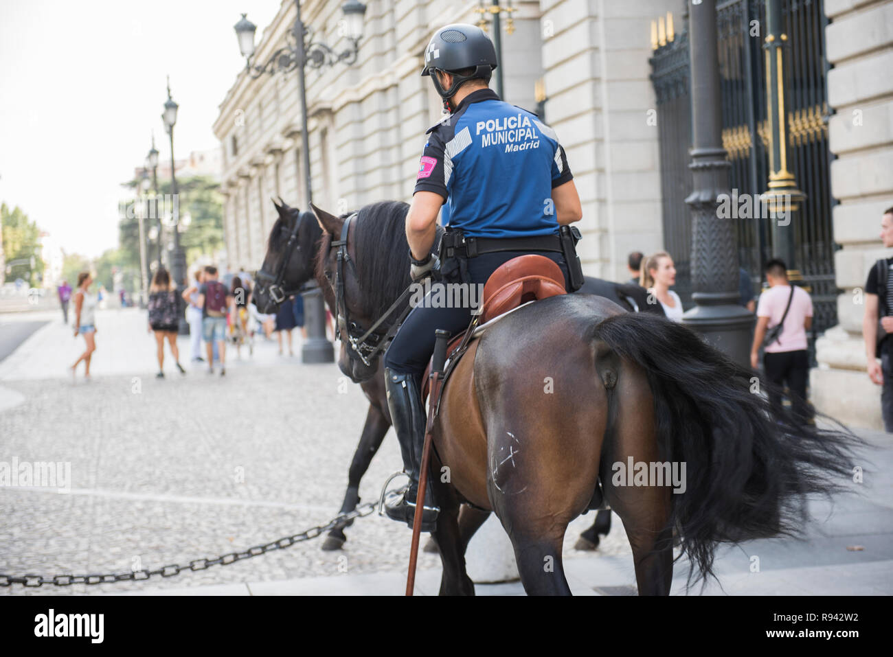 Berittener polizist uniformpferd -Fotos und -Bildmaterial in hoher ...