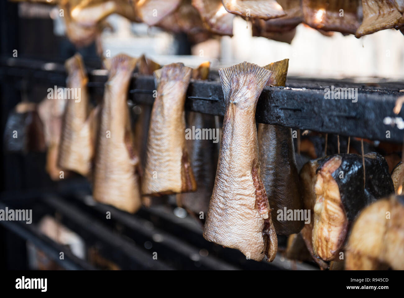 Fisch wird geraucht -Fotos und -Bildmaterial in hoher Auflösung – Alamy
