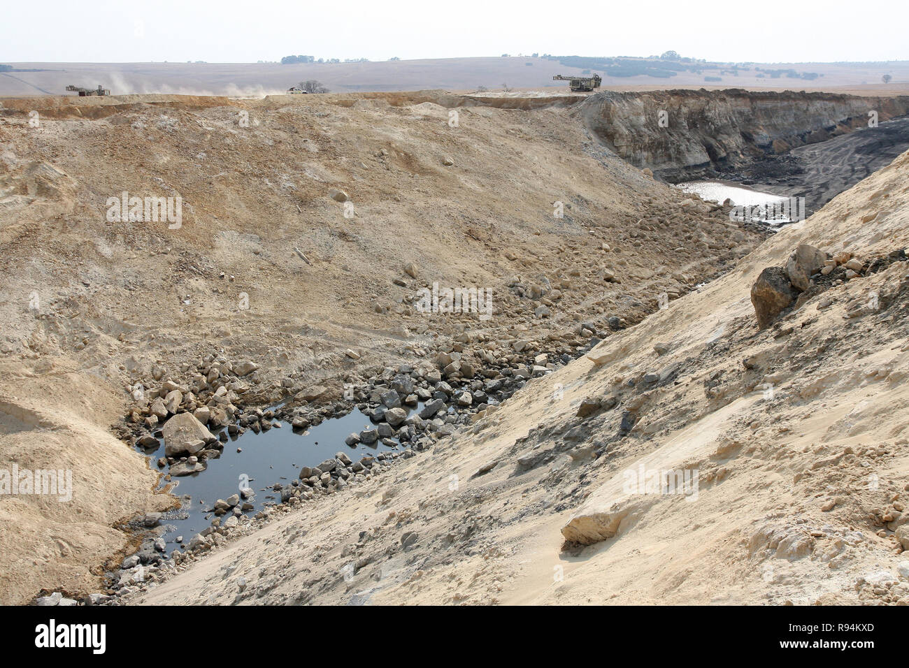 Bagger muldenkipper -Fotos und -Bildmaterial in hoher Auflösung – Alamy