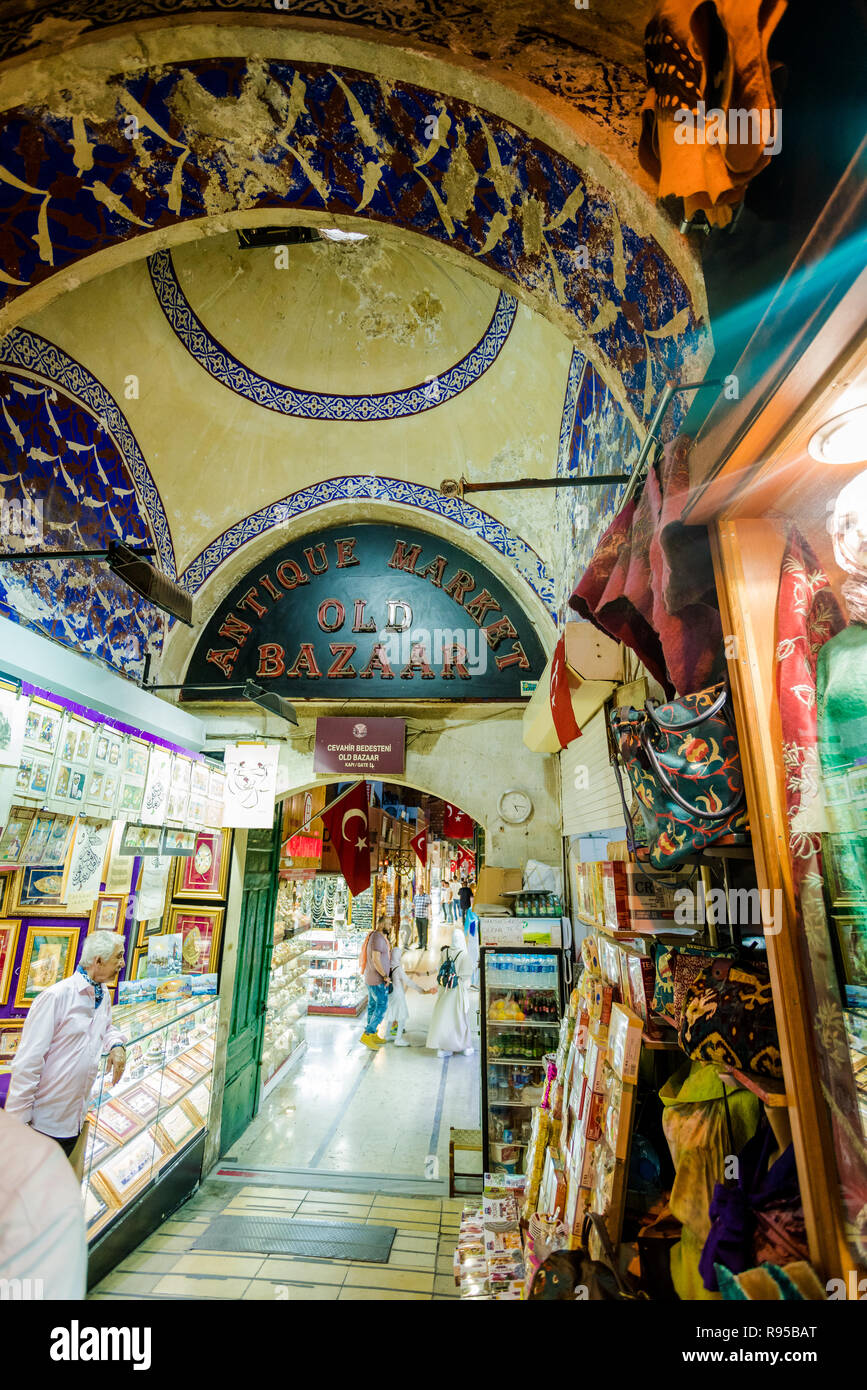ISTANBUL, Türkei - 10 Juli 2017: der Große Basar in Istanbul, Türkei. Es ist eine der größten ...