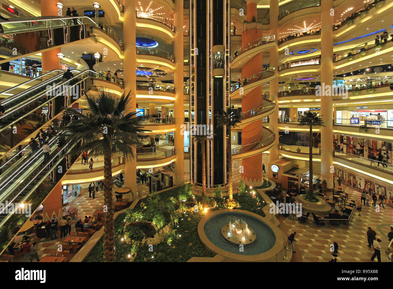 Cairo shopping mall -Fotos und -Bildmaterial in hoher Auflösung – Alamy