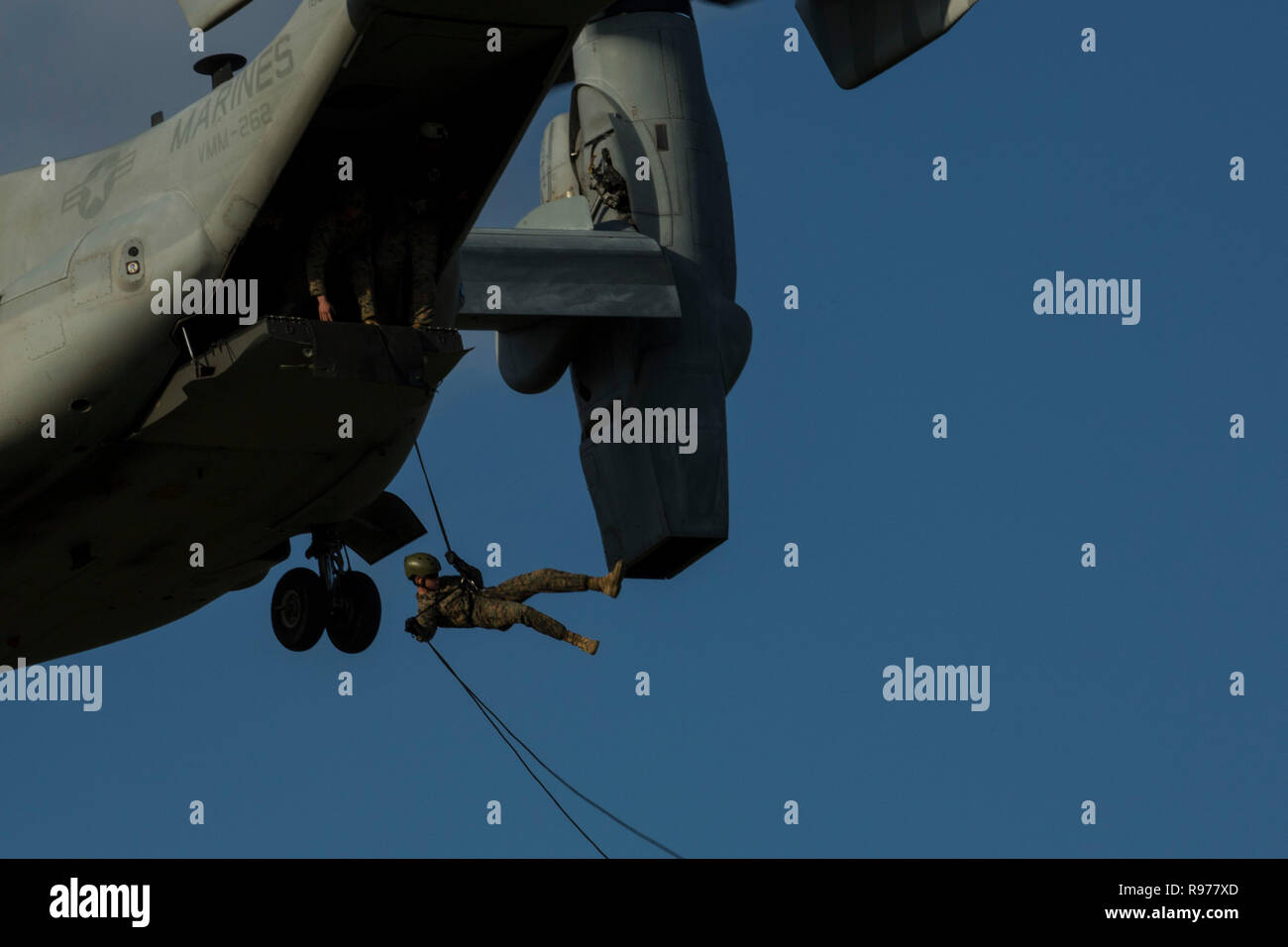 Ein Marine mit III Marine Expeditionary Force schnell Seile aus einer ...