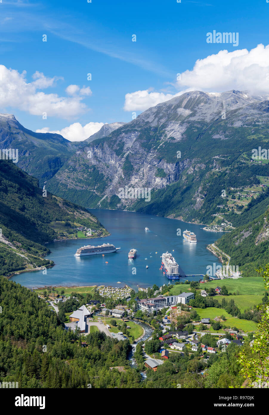 Geiranger, Norwegen. Blick über die Stadt Geiranger und Geirangerfjord ...