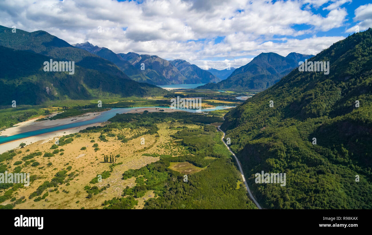 Luftbild mit drohne von den Wäldern und Bergen der Puelo River Basin in ...