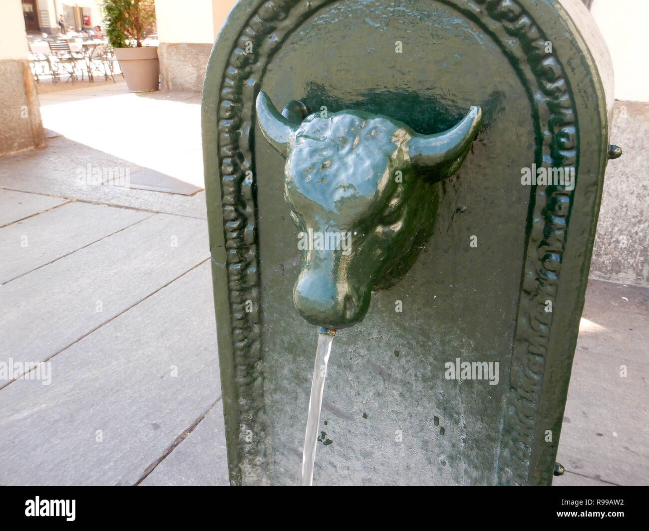 Alte Brunnen in der Stadt Turin zu trinken. Piemont - Italien ...