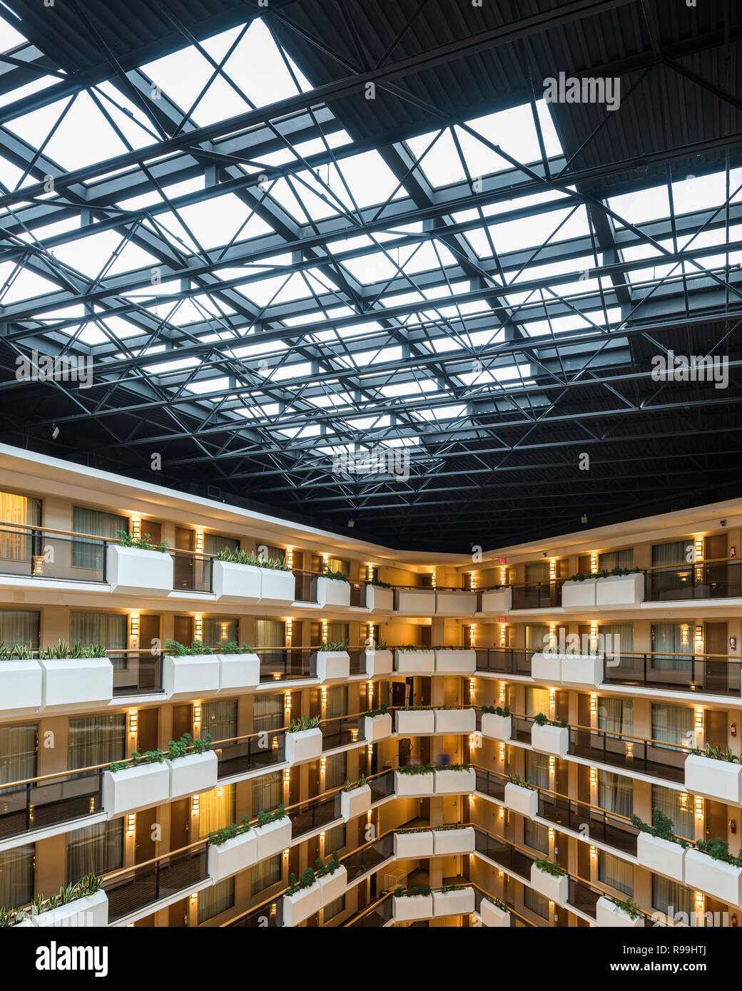 Atrium of hotel -Fotos und -Bildmaterial in hoher Auflösung – Alamy