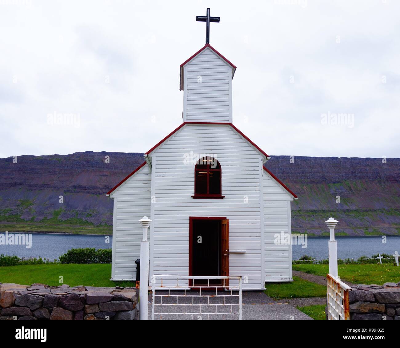 Kirche mit rotem dach -Fotos und -Bildmaterial in hoher Auflösung – Alamy