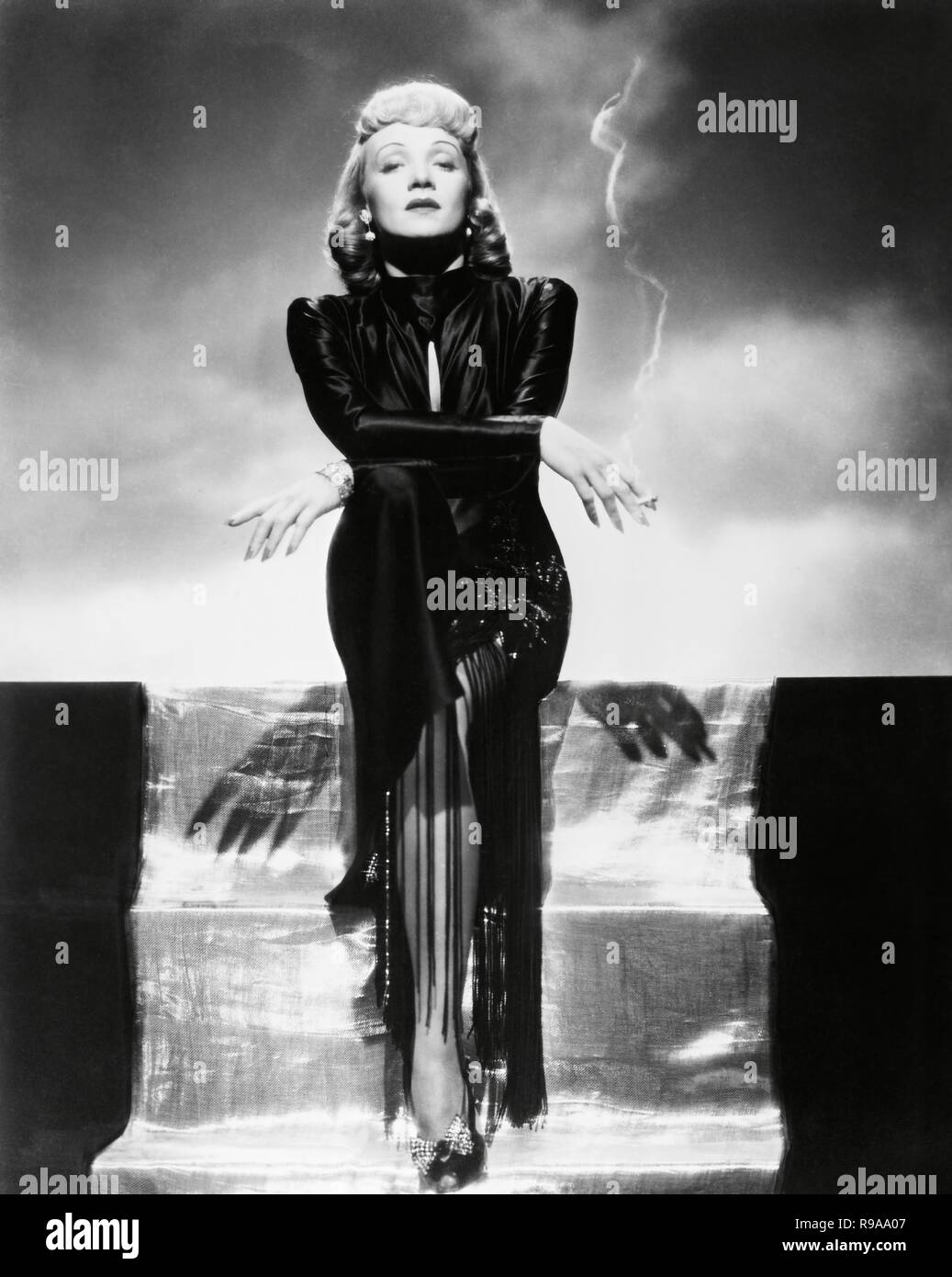 Zigarettenrauchen marlene dietrich -Fotos und -Bildmaterial in hoher Auflösung – Alamy