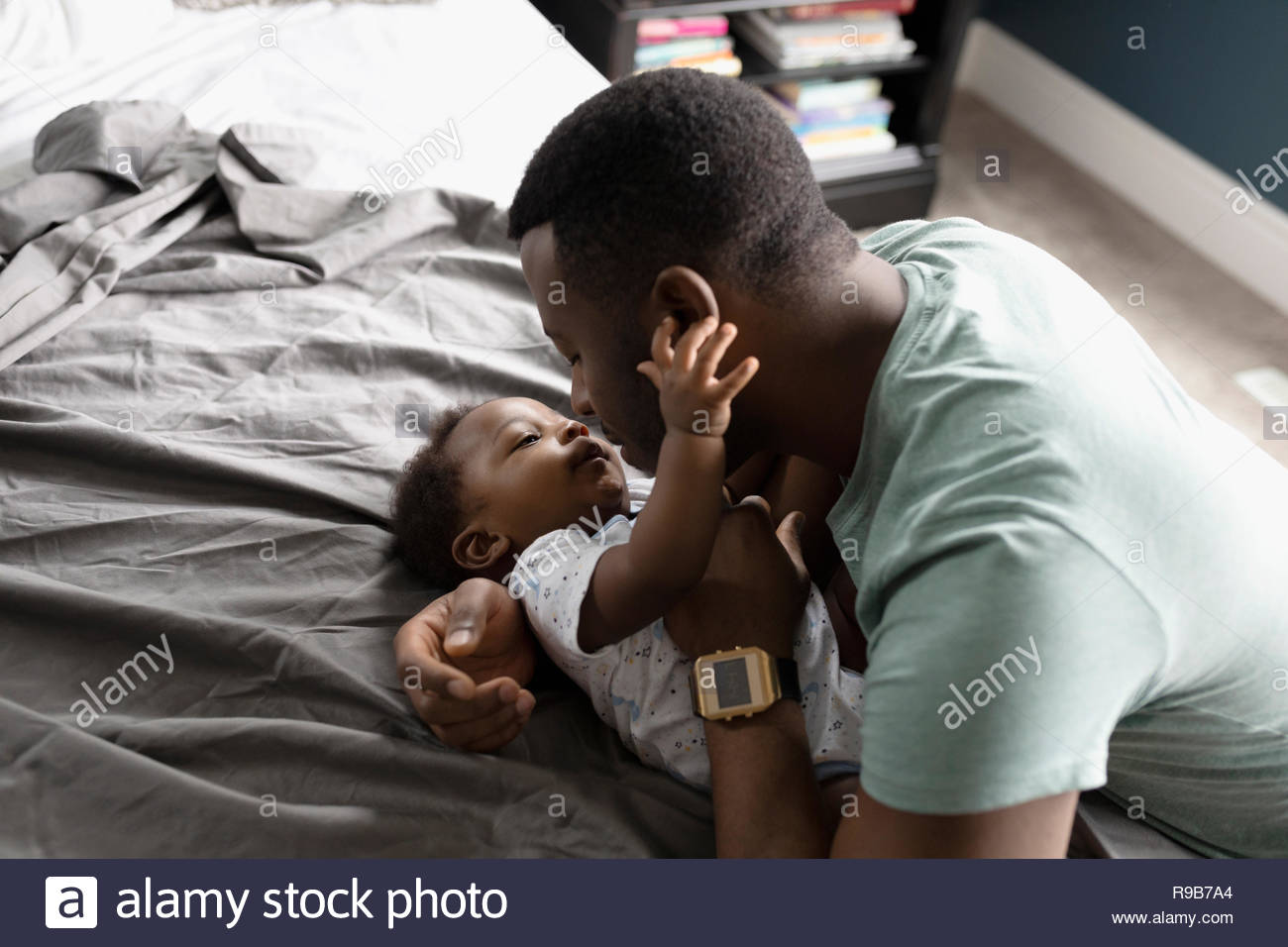 Papa und sohn kuscheln -Fotos und -Bildmaterial in hoher Auflösung – Alamy