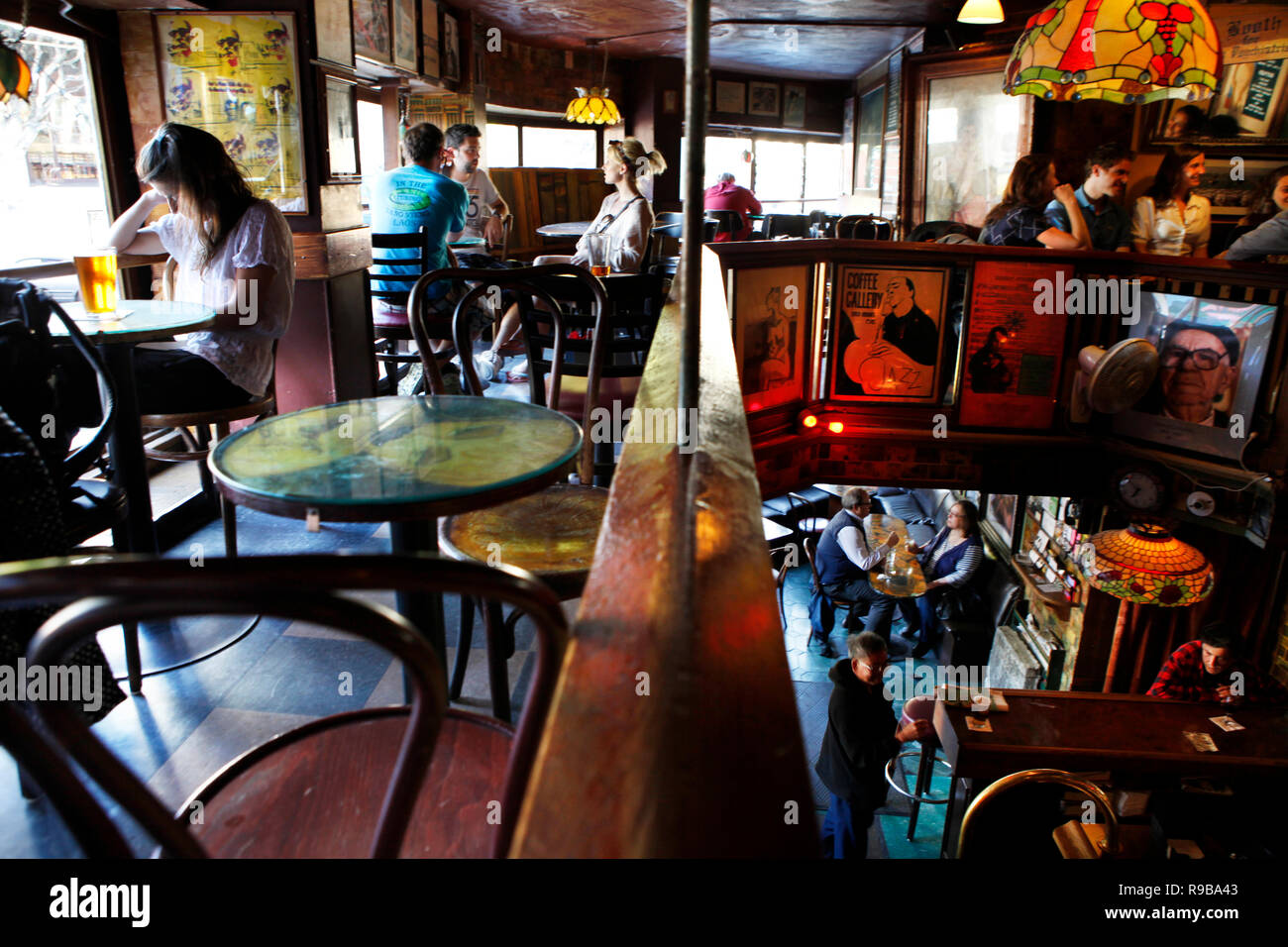 Leute sitzen an tischen der strandbar -Fotos und -Bildmaterial in hoher ...