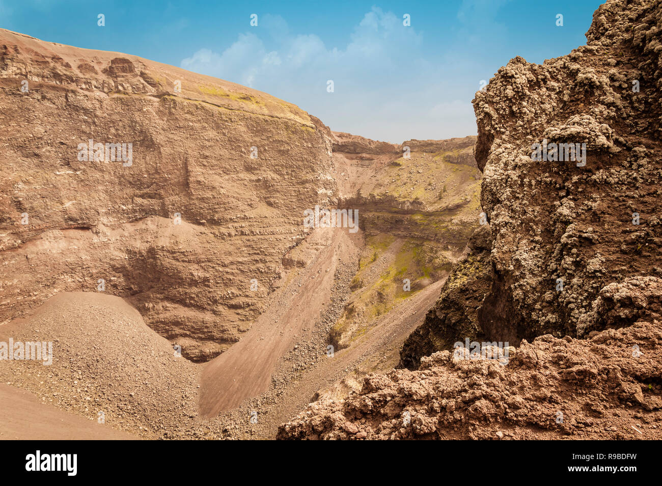 Den Vesuv Krater voller Steine, Asche und erstarrter Lava ...