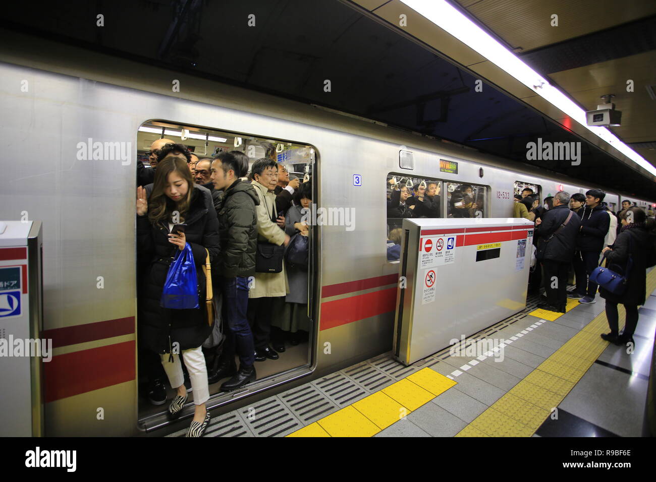 Japan u bahn -Fotos und -Bildmaterial in hoher Auflösung – Alamy