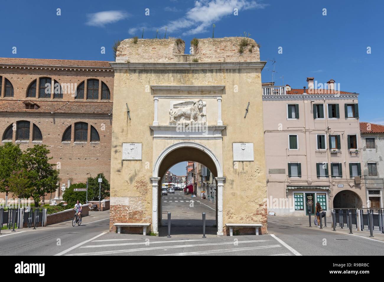Das historische Stadttor Porta Garibaldi o Torre Santa Maria am Corso ...