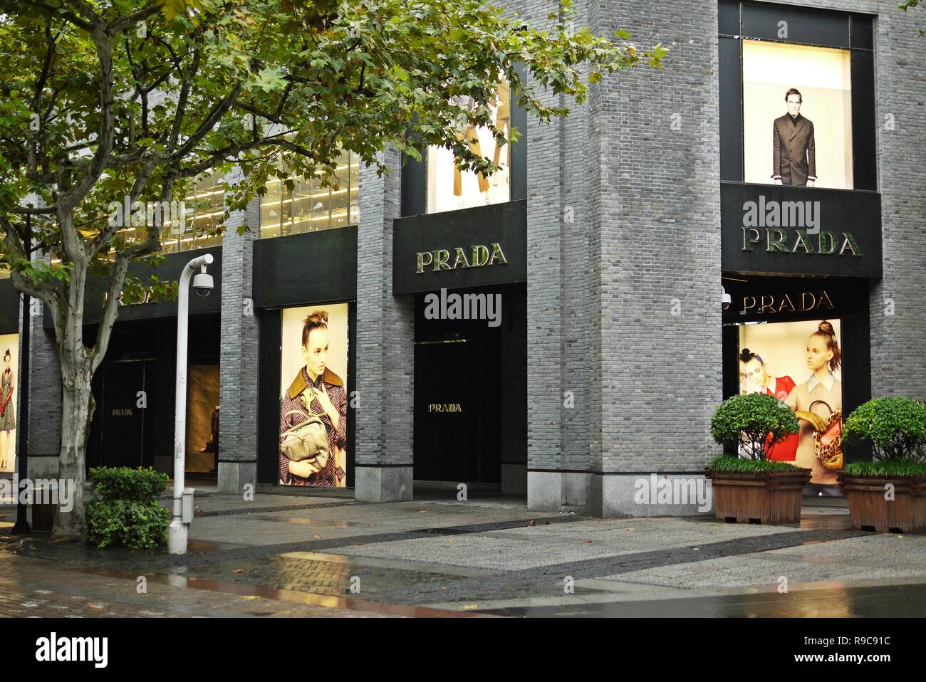 Prada Shop Display Stockfotos & Prada Shop Display Bilder - Alamy