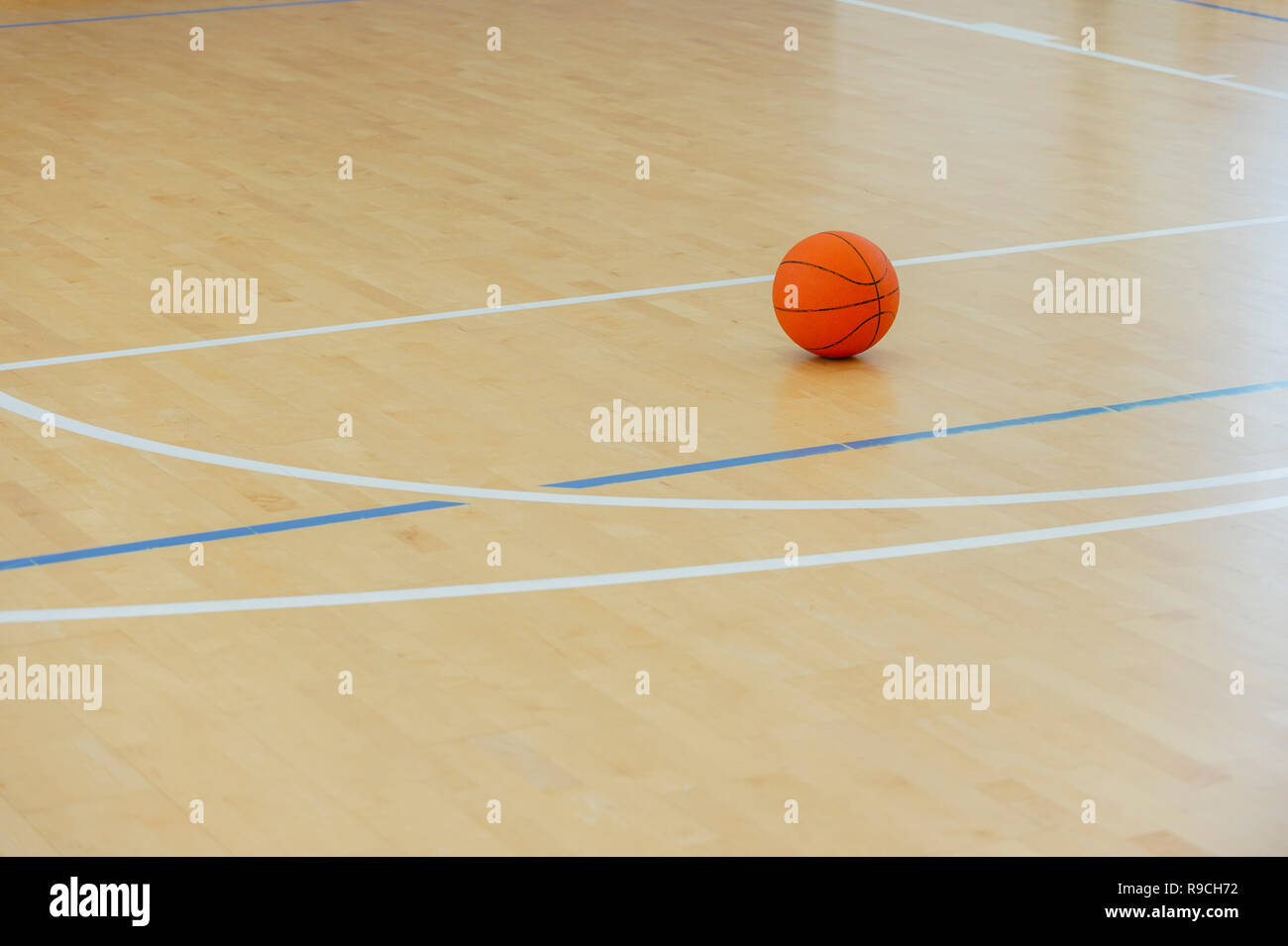 Basketball auf ein Hartholz Hof Etage als Sport und Fitness Symbol ...