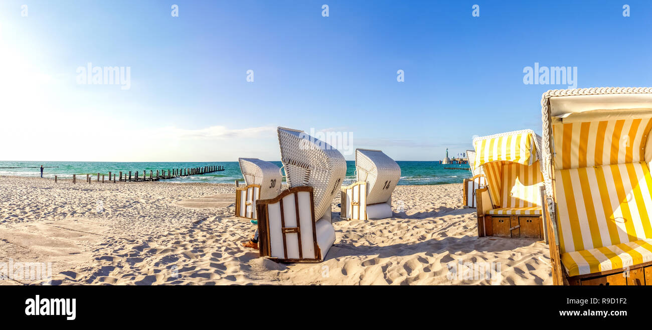 Badespaß am ostseestrand am darss -Fotos und -Bildmaterial in hoher ...