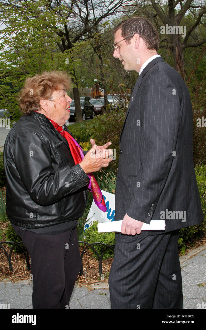 New York - 17. April: Ed Braunstein grüßt Unterstützer der Kampagne ...