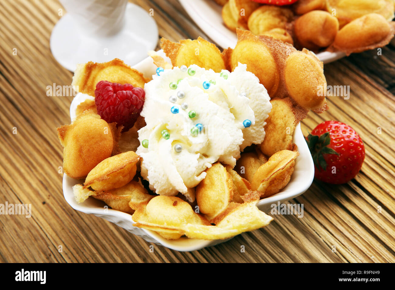 Bubble waffle ice cream -Fotos und -Bildmaterial in hoher Auflösung – Alamy