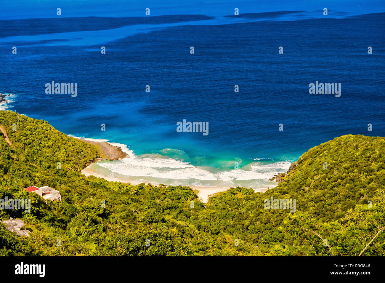 Blaue Meer oder Ozean Wasser und grüne Ufer in Road Town, UK. Marine ...