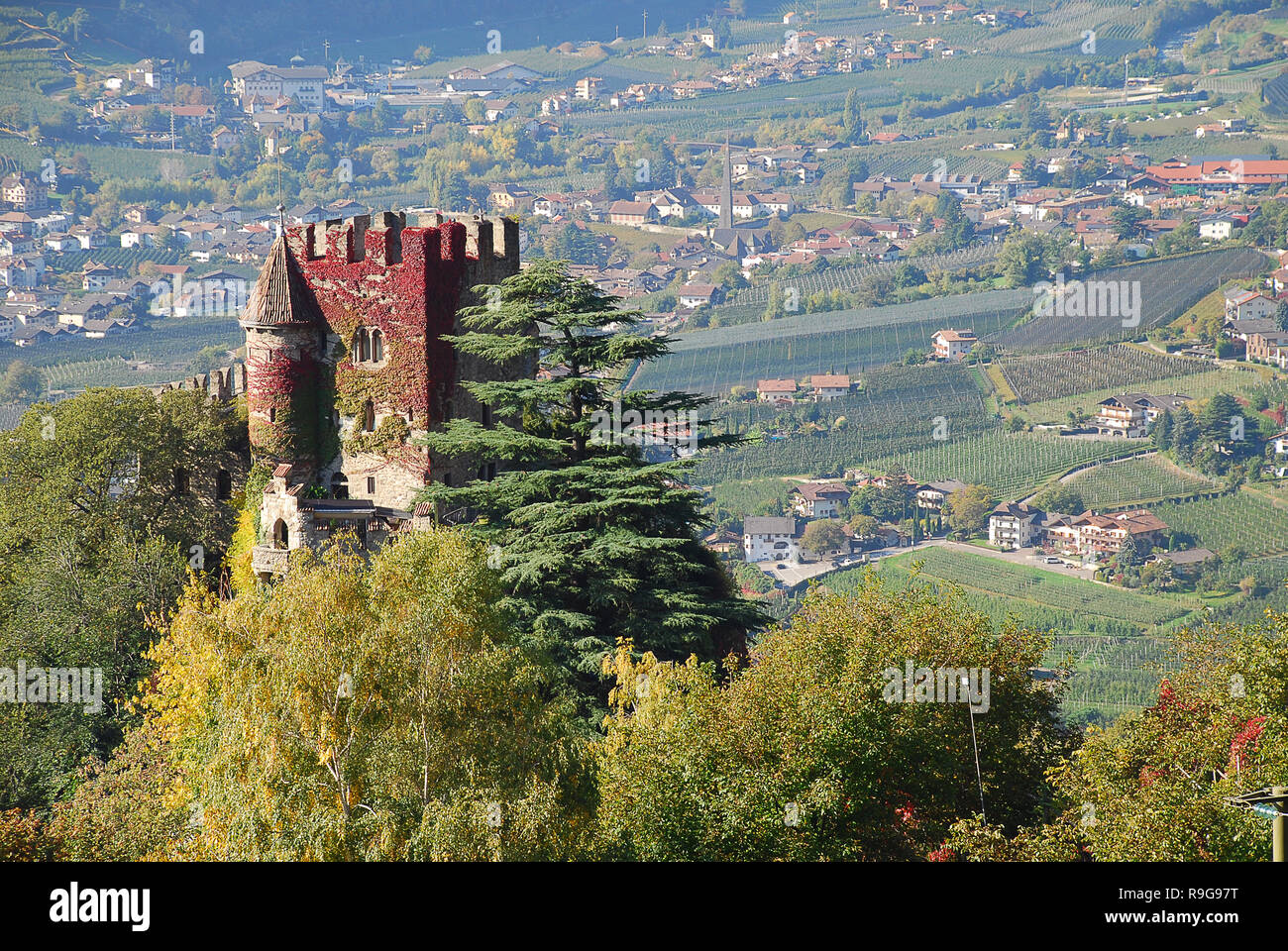 Brunnenburg Castle in Tirol, Südtirol, Italien. Brunnenburg Castle hat ...