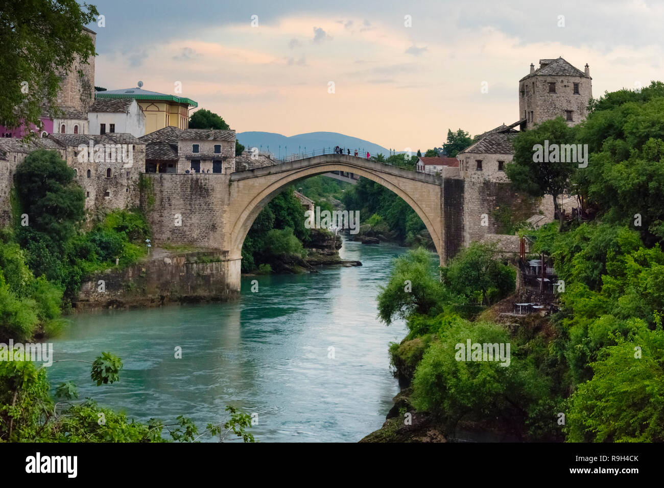 Stari Most (Alte Brücke) über den Fluss Neretva, Weltkulturerbe der UNESCO, Mostar, Bosnien und ...