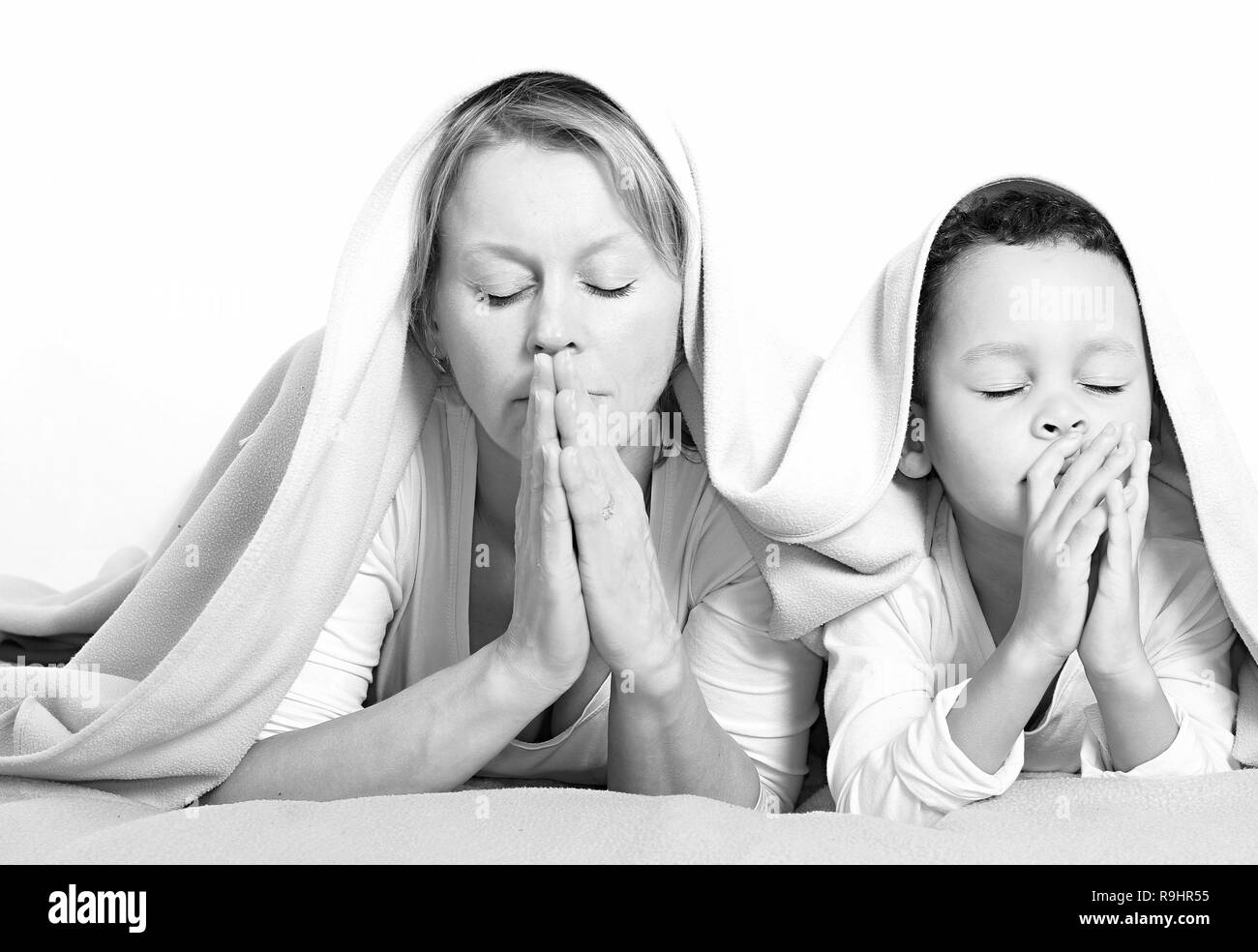 Betende mutter kind -Fotos und -Bildmaterial in hoher Auflösung – Alamy