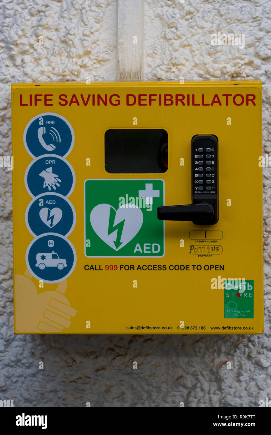 Defibrilator an einer wand -Fotos und -Bildmaterial in hoher Auflösung ...