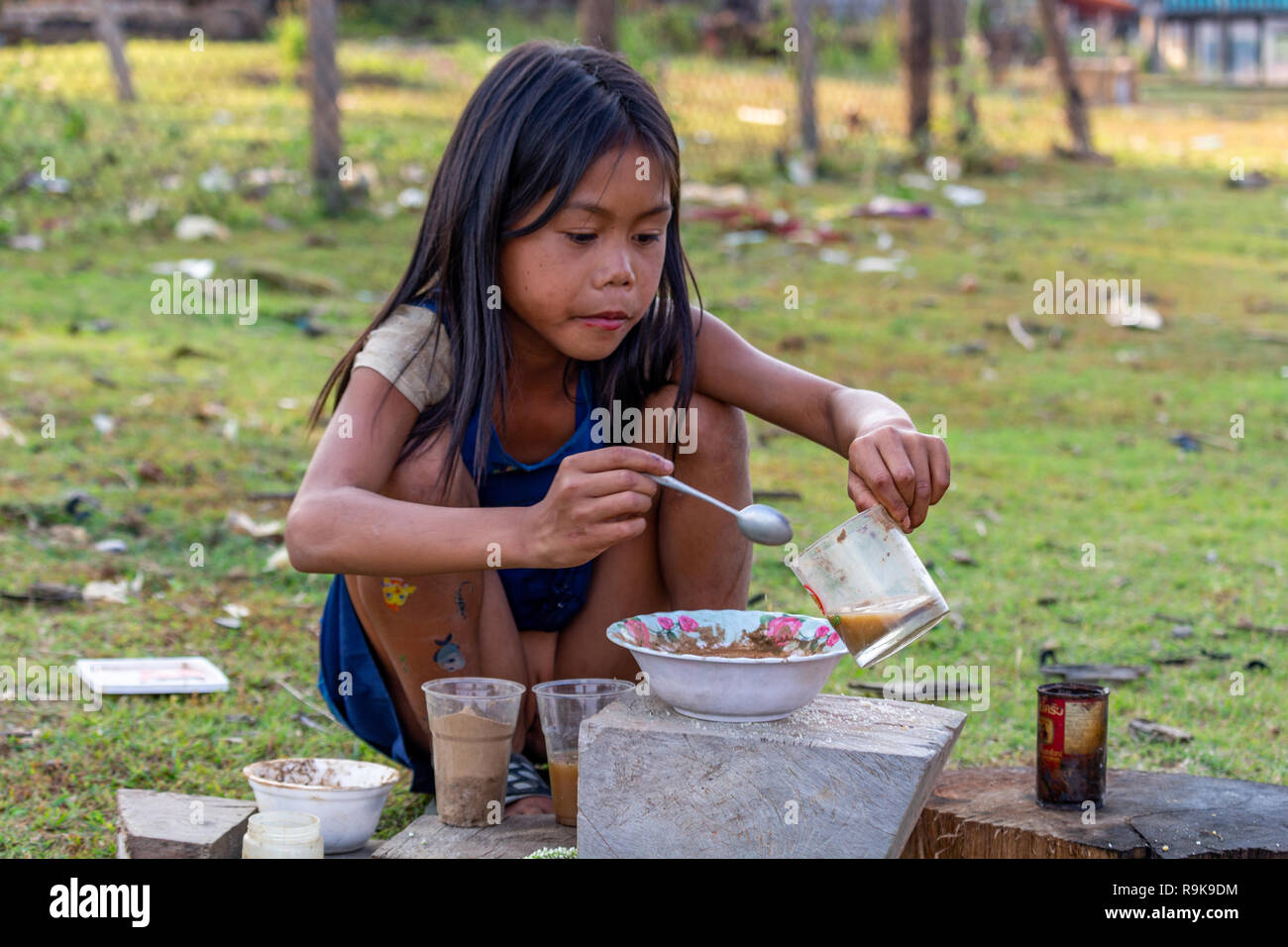Thakhek, Laos - 19. April 2018: Lokale chil spielen eine Mahlzeit mit ...