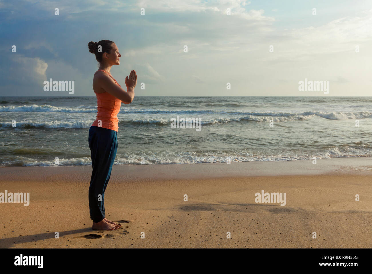 Spiaggia yoga donna -Fotos und -Bildmaterial in hoher Auflösung – Alamy