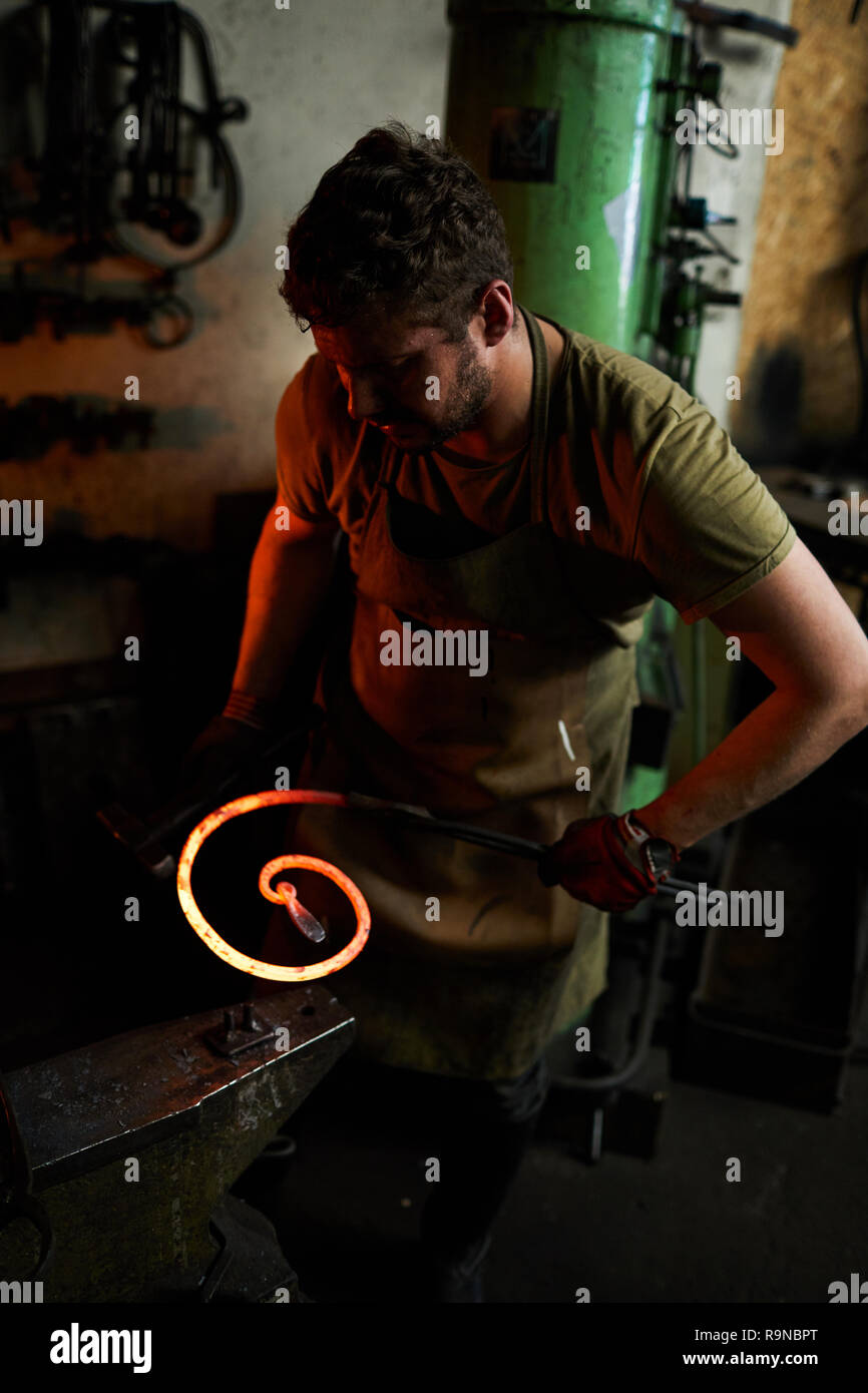 Metallfabrik tor -Fotos und -Bildmaterial in hoher Auflösung – Alamy
