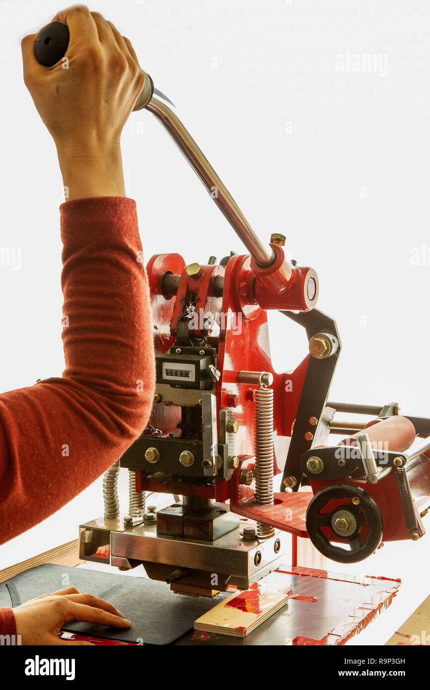 Punch press machine -Fotos und -Bildmaterial in hoher Auflösung – Alamy