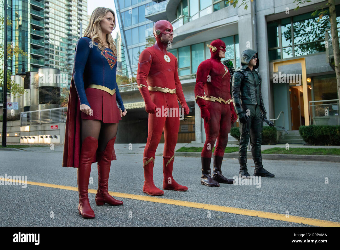 Pfeil von links: Melissa Benoist, Stephen Amell, John Wesley Shipp ...