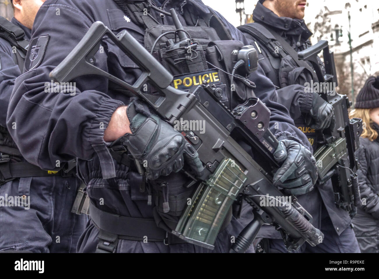 Policeman gun -Fotos und -Bildmaterial in hoher Auflösung – Alamy