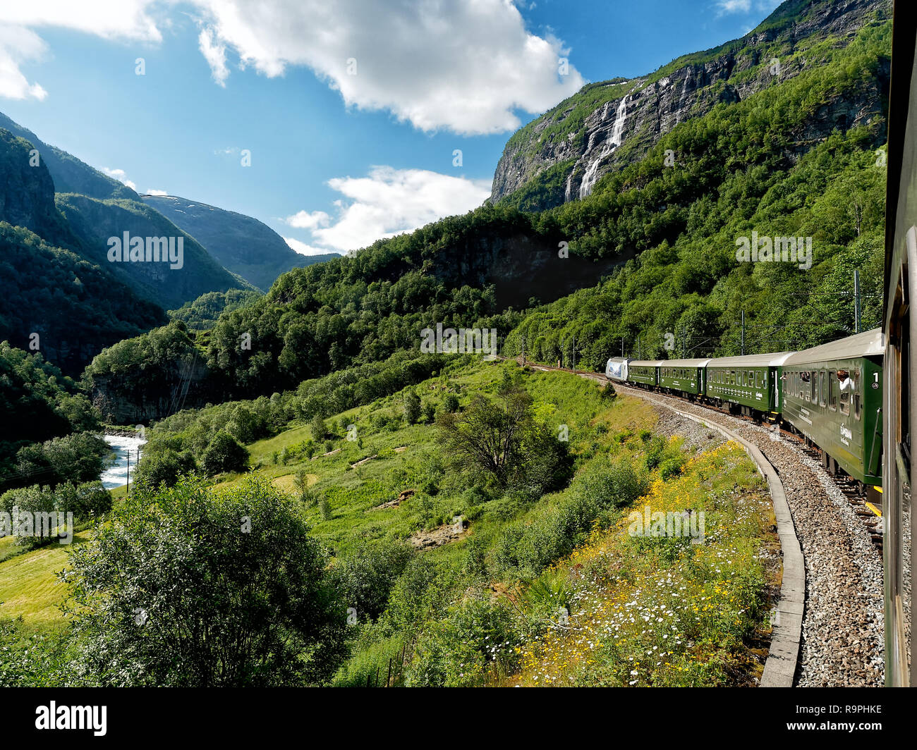 Flam, Norwegen - 2016 Juni: Flamsbana Zug auf Flam Bahn in Flam ...