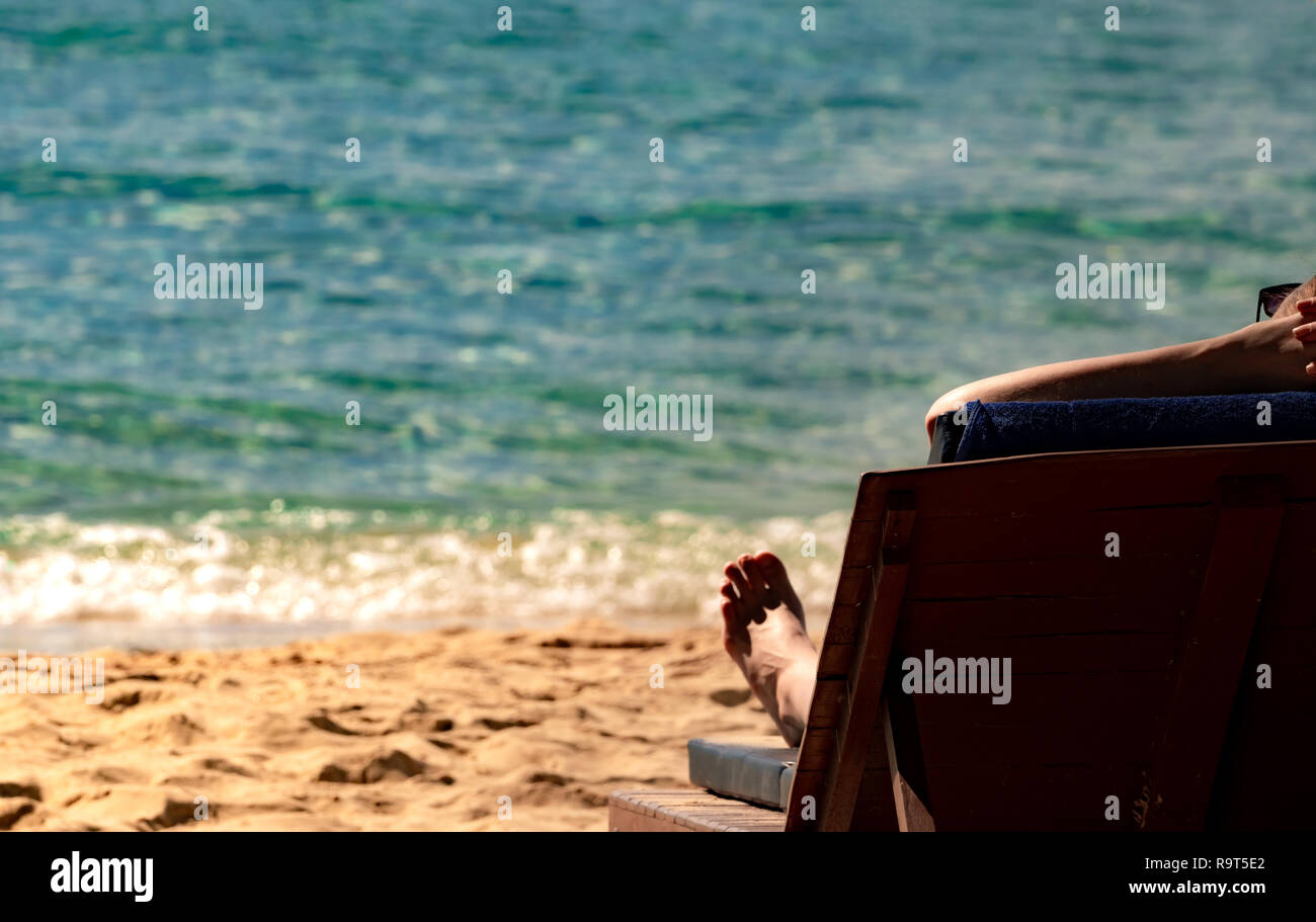 Frau liegend auf sonnenliege am strand -Fotos und -Bildmaterial in ...