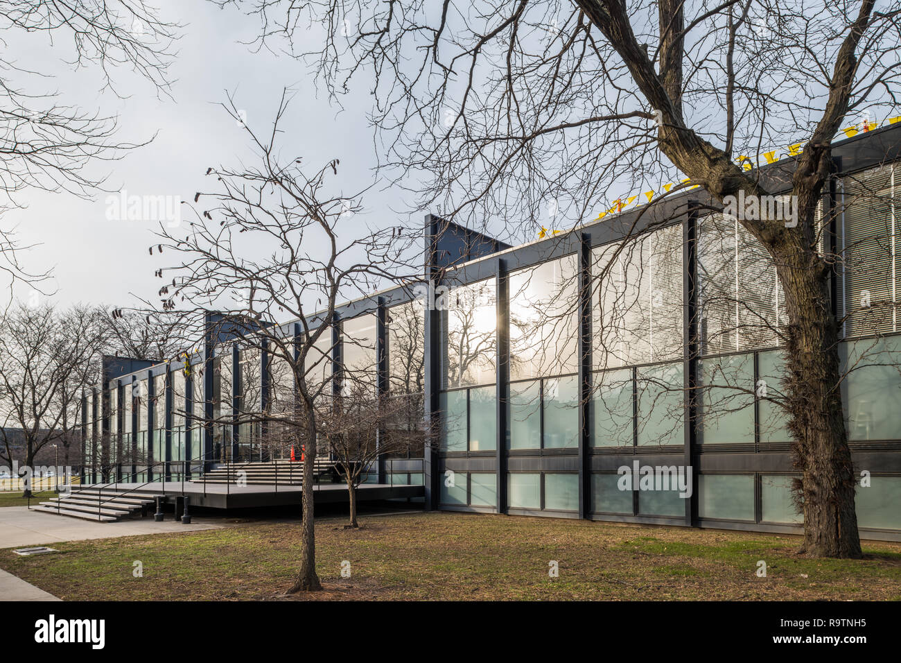 Die Außenseite des Crown Hall auf dem Campus des IIT, entworfen von ...