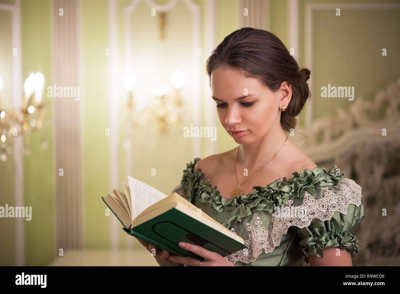 Retro barock mode frau grün -Fotos und -Bildmaterial in hoher Auflösung ...