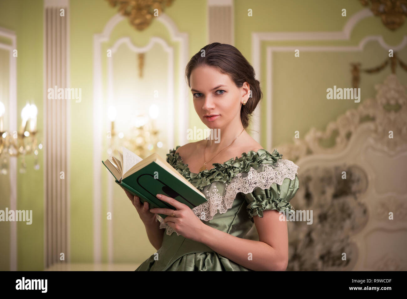 Barock mode frau -Fotos und -Bildmaterial in hoher Auflösung – Alamy