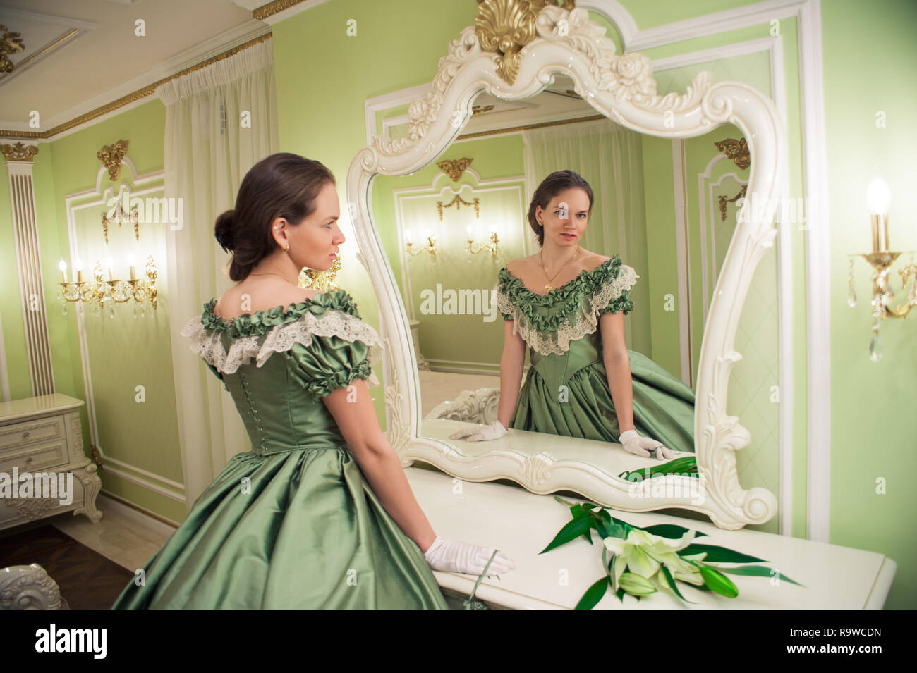 Retro barock mode frau grün -Fotos und -Bildmaterial in hoher Auflösung ...