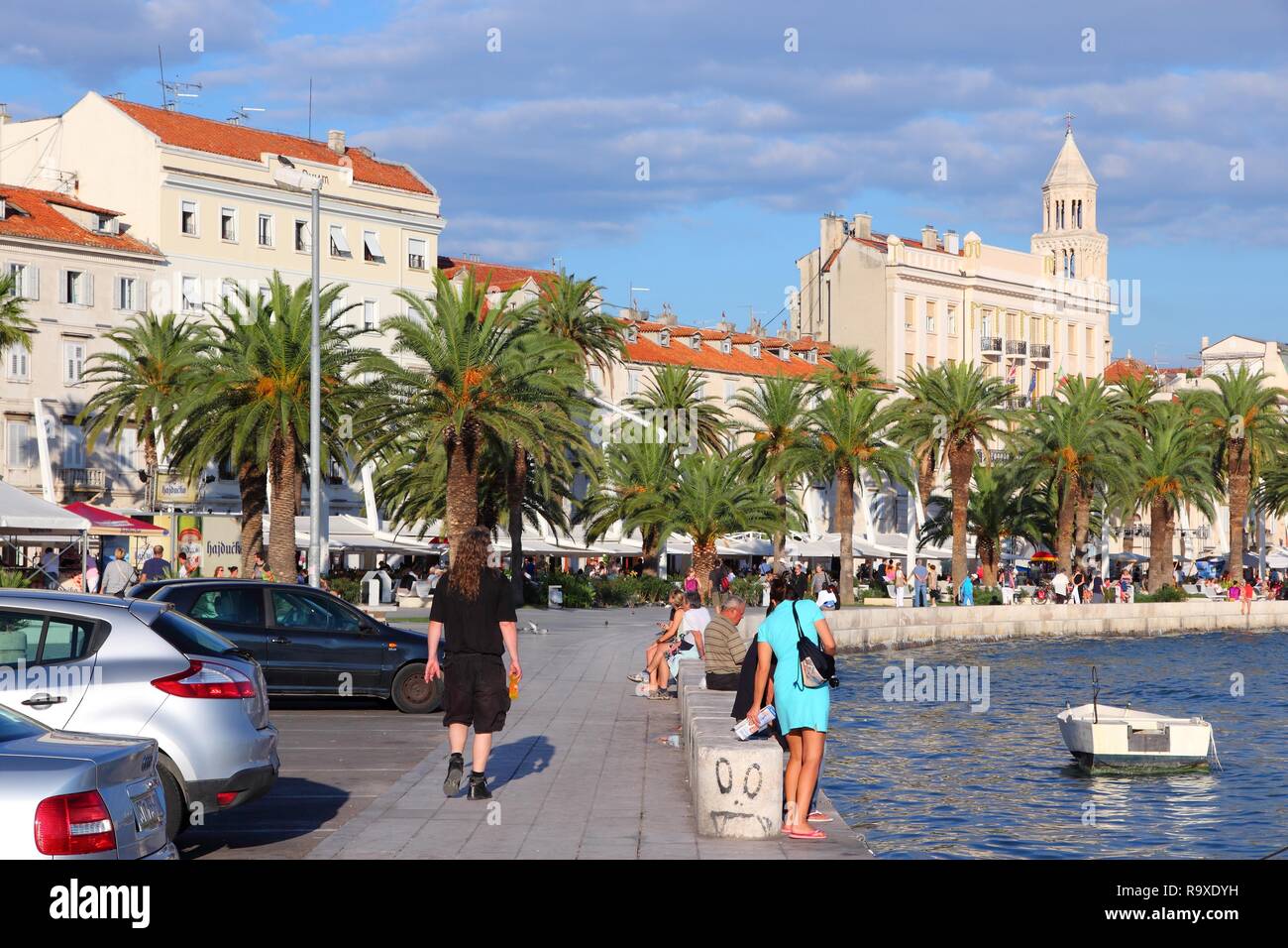 SPLIT, Kroatien - 16. SEPTEMBER: die Menschen besuchen den Bahndamm am ...