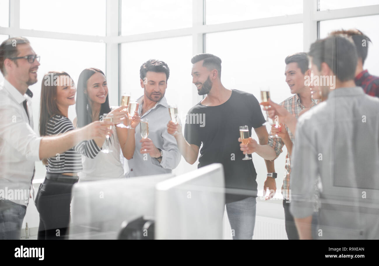 Feiert feier feiert teamgruppe -Fotos und -Bildmaterial in hoher ...