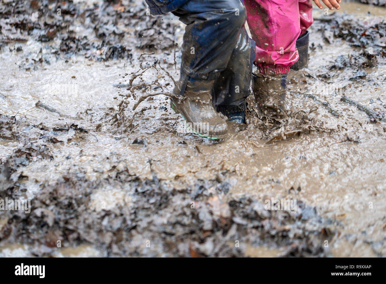 Young girl playing in mud -Fotos und -Bildmaterial in hoher Auflösung ...