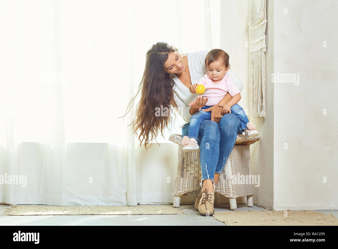 Mutter mit kleinkind tochter zu hause -Fotos und -Bildmaterial in hoher ...