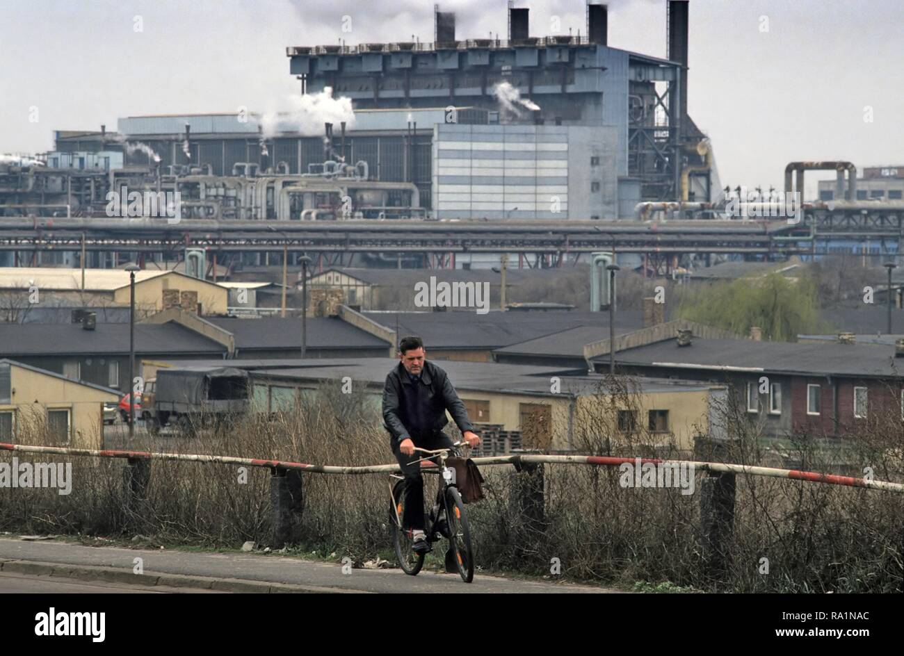 Deutschland, Industriegebiet in der Stadt Bitterfeld unmittelbar nach ...