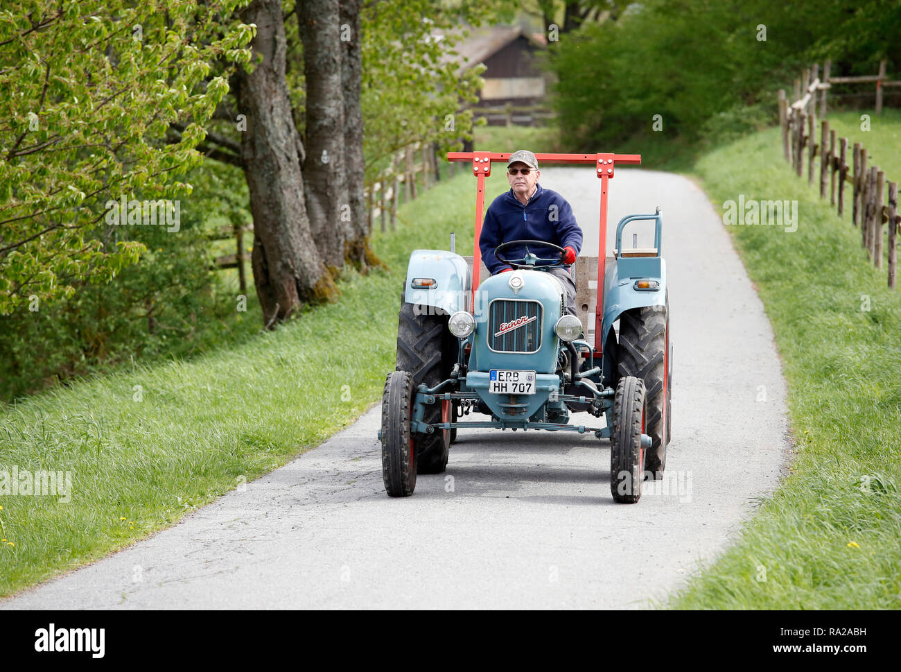 Mann traktor model -Fotos und -Bildmaterial in hoher Auflösung – Alamy