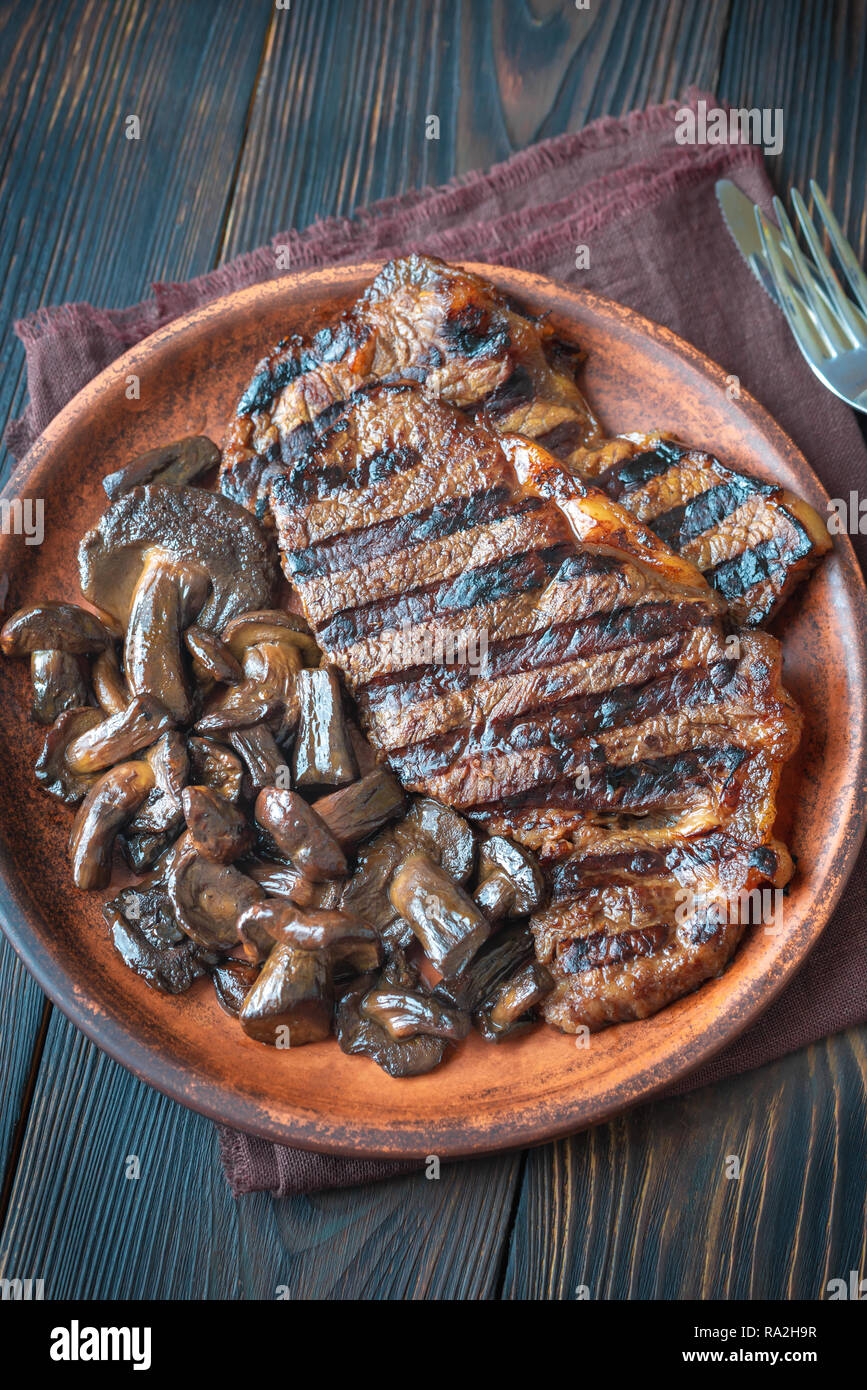 Rindersteak mit Steinpilzen Stockfotografie - Alamy