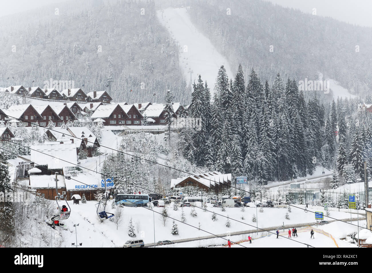 BUKOVEL, UKRAINE - Dezember 25: Die Rezeption und Chalets von Bukovel ...