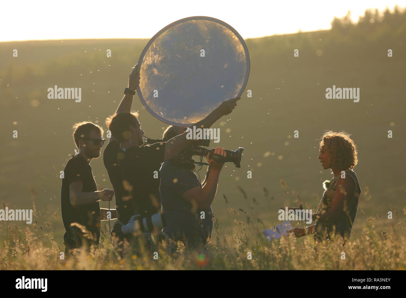 Die TV-Moderatorin Gillian Burke filmt live im St Aidan's Nature Park ...